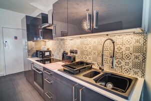 Quarto Duplo, casa de banho anexa, vista para o mar (Top floor double) | Cozinha privada