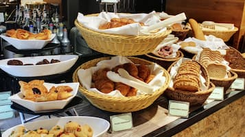 Café da manhã completo todos os dias (USD 18 por pessoa)