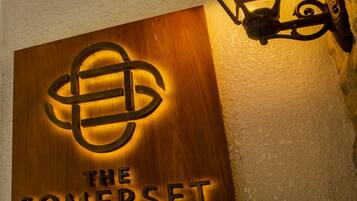 Fachada da propriedade à noite