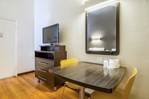 Secretária, ferro/tábua de engomar, Wi-fi grátis 