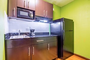 Um frigorífico, um micro-ondas 