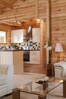 3 Bedroom Lodge with Hot TUB | Cozinha privada | Um frigorífico/congelador grande, um micro-ondas, um forno 