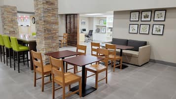 Café da manhã continental grátis todos os dias