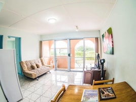 Apartamento, 1 quarto, vista para a lagoa | Sala | TV de ecrã plano, leitor de DVD