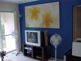 Apartamento, 2 quartos, vista para a lagoa | Sala | TV de ecrã plano, leitor de DVD