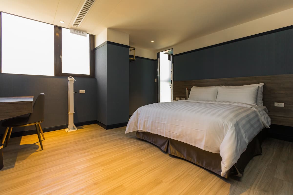 Quarto Duplo Standard | Edredões de penas, camas de colchão pillowtop, secretária