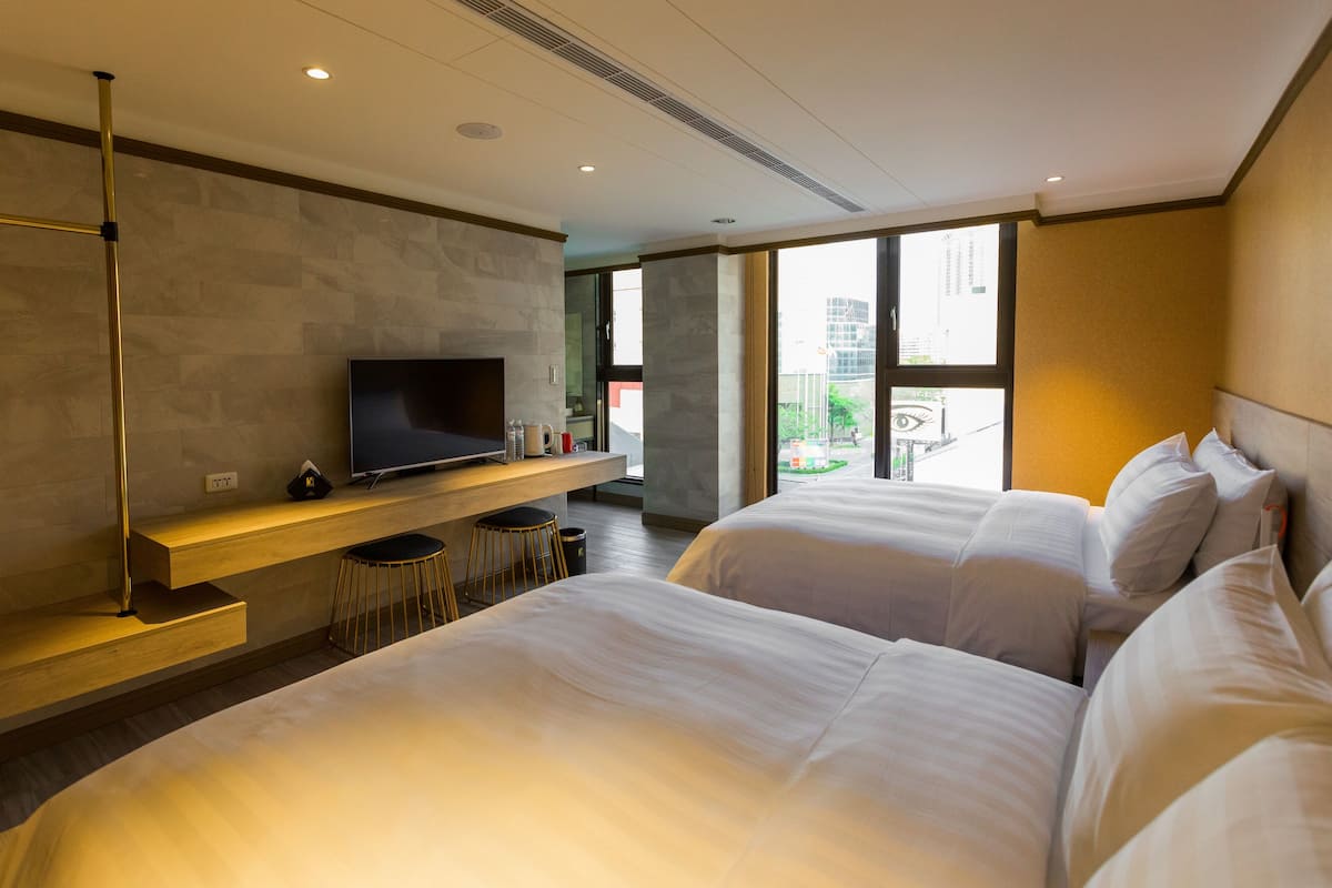 Quarto Quádruplo Standard | Edredões de penas, camas de colchão pillowtop, secretária