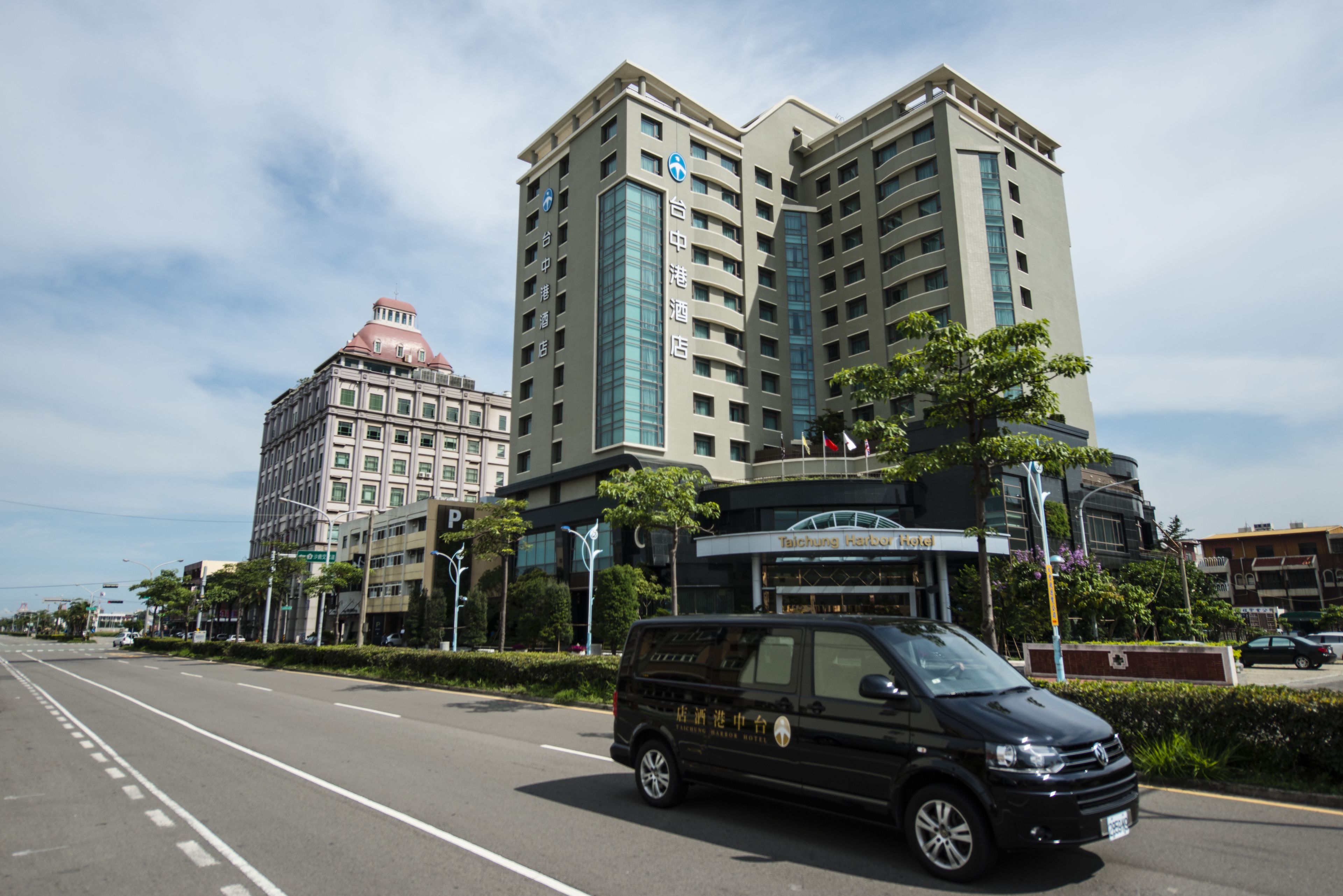 Um edifício moderno com vários andares e uma entrada destacada.