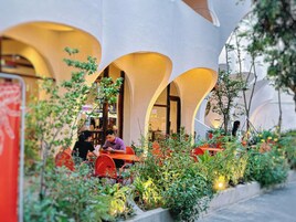 3 restaurantes: servem pequenos-almoços, almoços e jantares