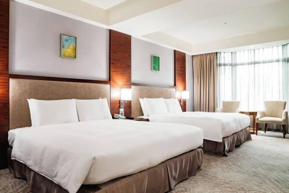 Roupa de alta qualidade, minibar, cofre no quarto, secretária