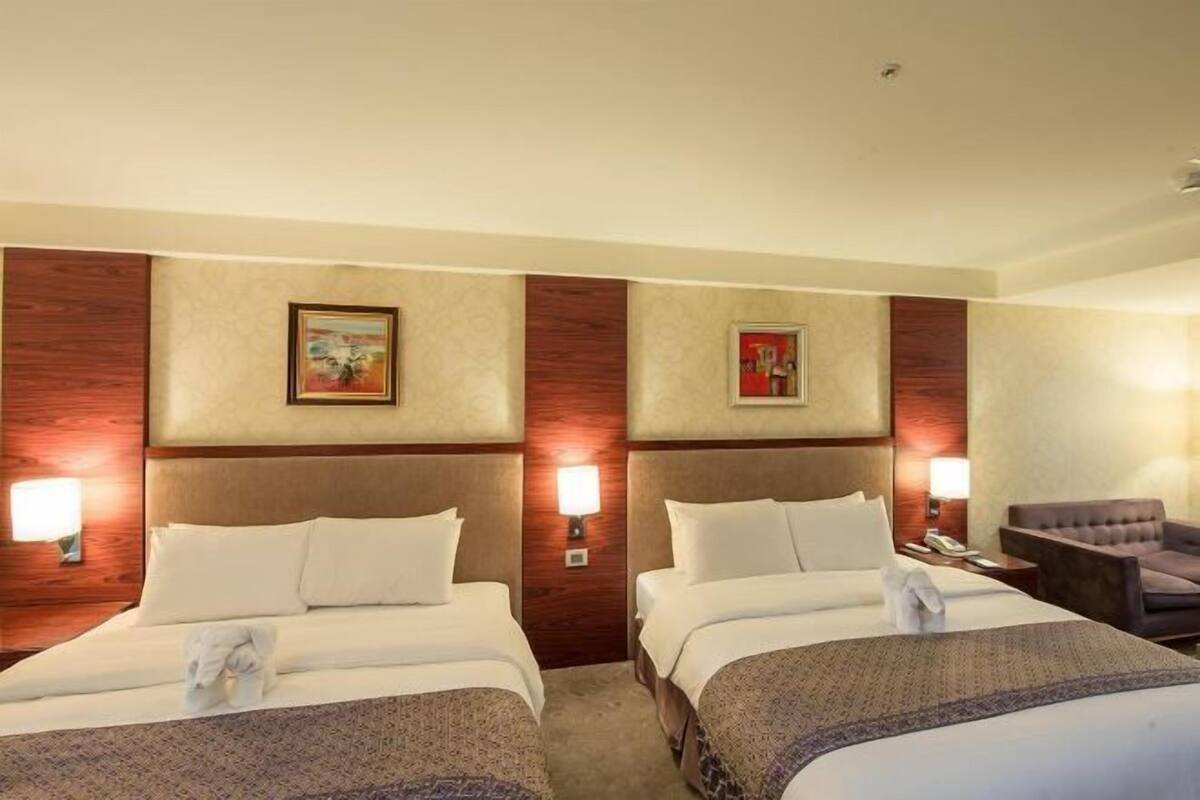 Roupa de alta qualidade, minibar, cofre no quarto, secretária