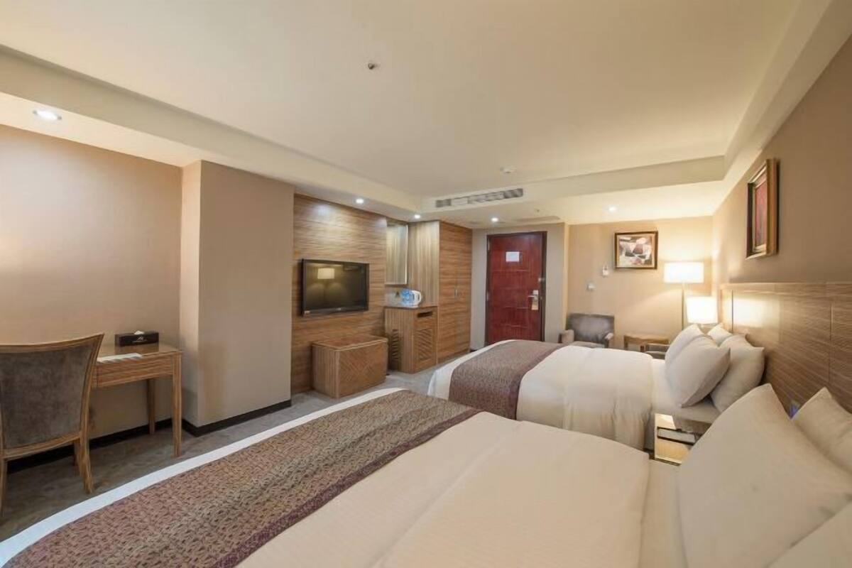 Roupa de alta qualidade, minibar, cofre no quarto, secretária