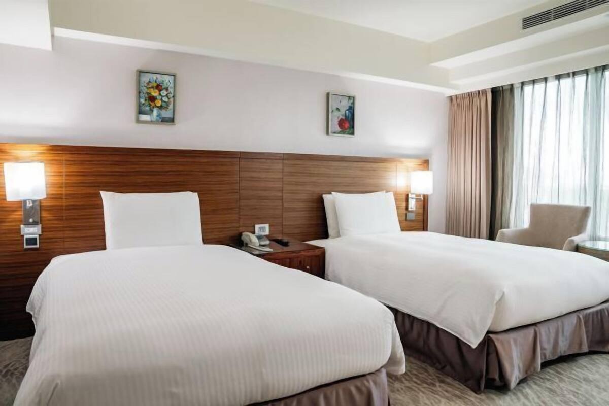 Roupa de alta qualidade, minibar, cofre no quarto, secretária