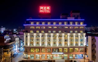 Fachada da propriedade à noite