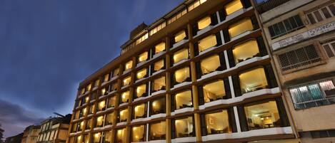 Fachada da propriedade à noite