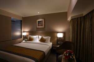 Quarto luxo | Cofres nos quartos, escrivaninha, cortinas blackout