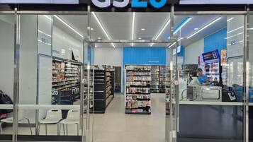 Uma loja GS25 com uma seção Lifestyle Platform, uma seção de Bebidas e uma área de checkout.