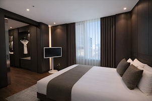 Eight Uno Suite | Roupa de alta qualidade, edredões de penas, cofre no quarto, secretária