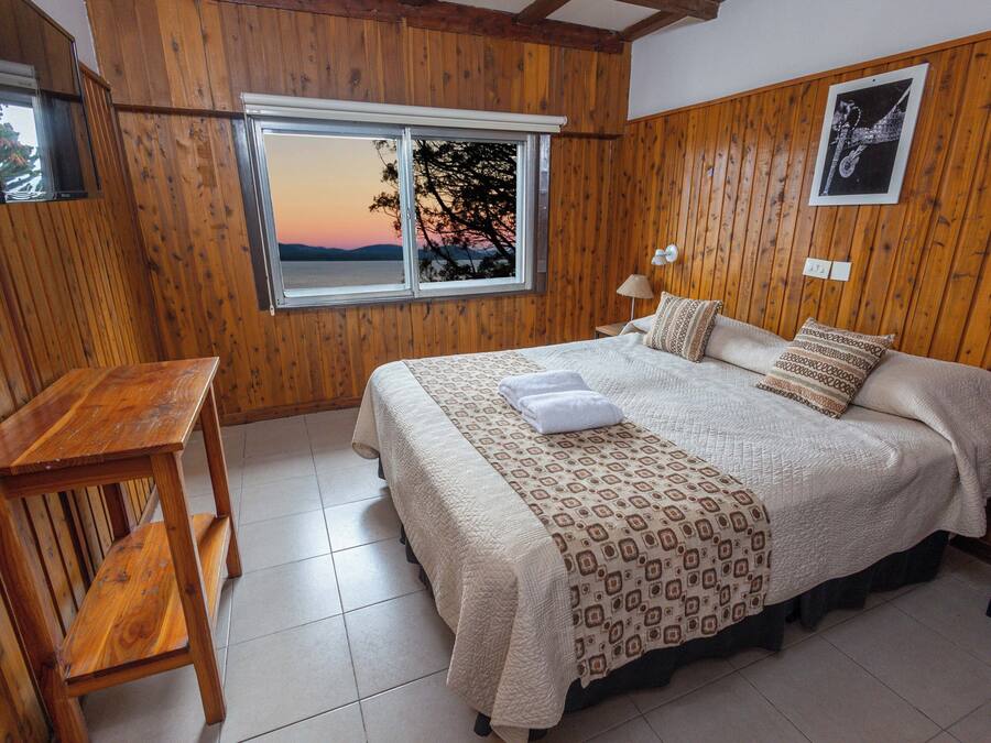 Quarto Duplo | Roupa de alta qualidade, edredões de penas, camas de colchão pillowtop