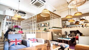 Um interior moderno com áreas de estar, cozinha e sala de jantar.