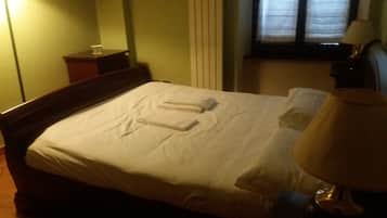 Quarto Duplo | Cofre no quarto, secretária, Wi-fi grátis, roupa de cama fornecida
