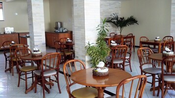 Café da manhã com buffet grátis todos os dias