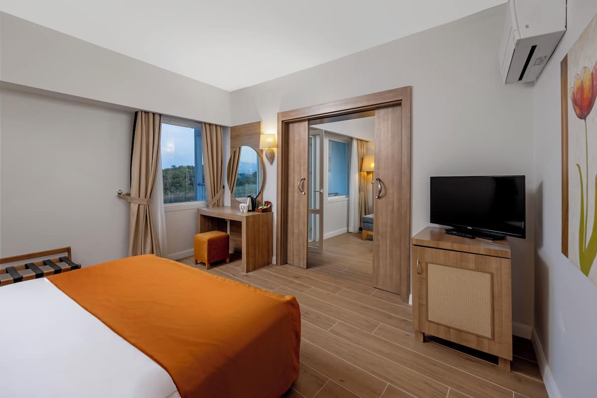 Quarto Superior | Minibar grátis, cofre no quarto, secretária