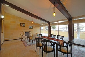 Villa | Sala de estar | Televisor LCD de 21 polegadas com canais por cabo, televisor 