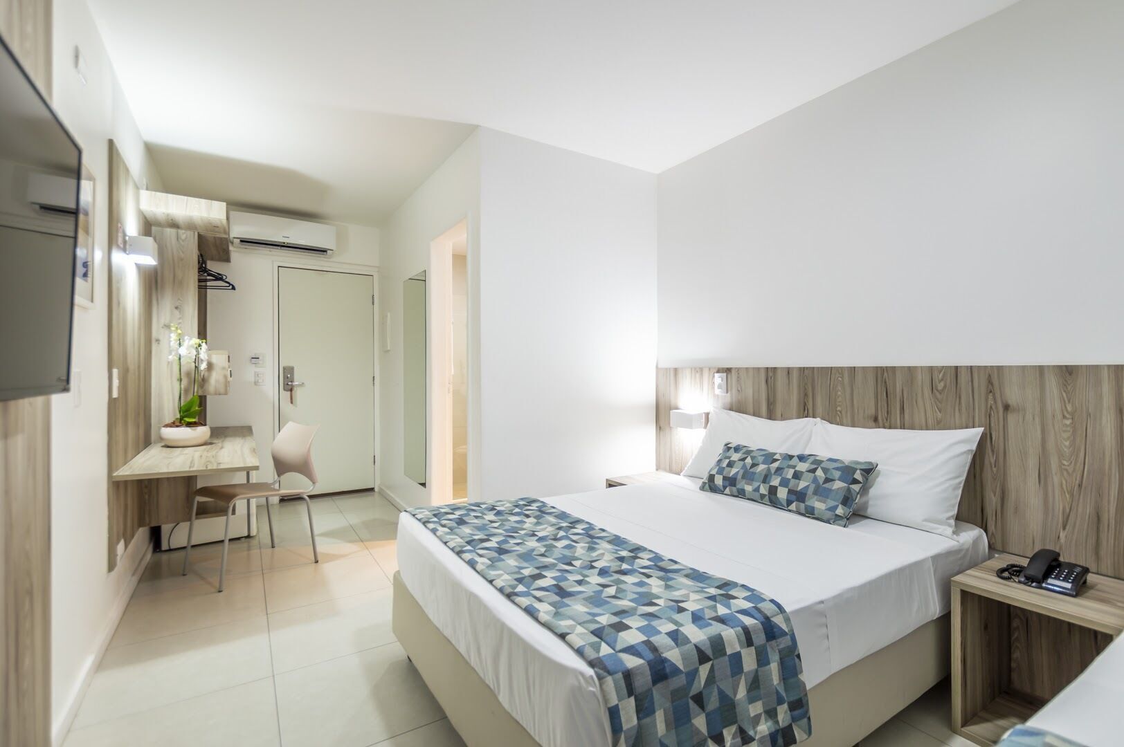 Frigobar, Wi-Fi de cortesia, roupa de cama
