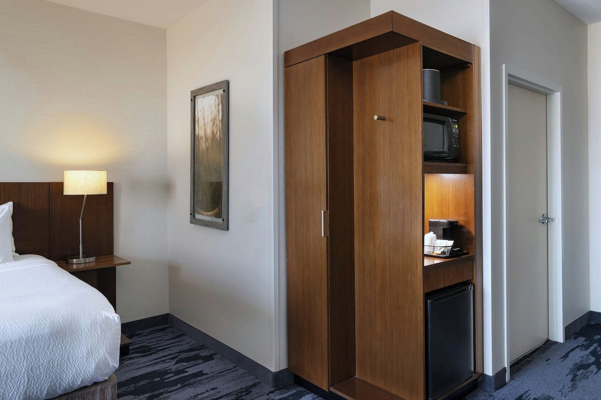 Cofres nos quartos, escrivaninha, ferros/tábuas de passar roupa