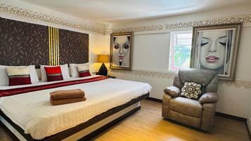 Executive Deluxe Room | Frigobar, cofres nos quartos, espaço de trabalho para notebook