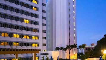 Piscina externa, funciona das 7h às 21h, espreguiçadeiras
