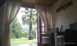 Quarto Duplo Standard, 1 cama queen-size, pátio, vista para o jardim | Sala de estar | TV de ecrã plano, Netflix, filmes pagos, colunas inteligentes