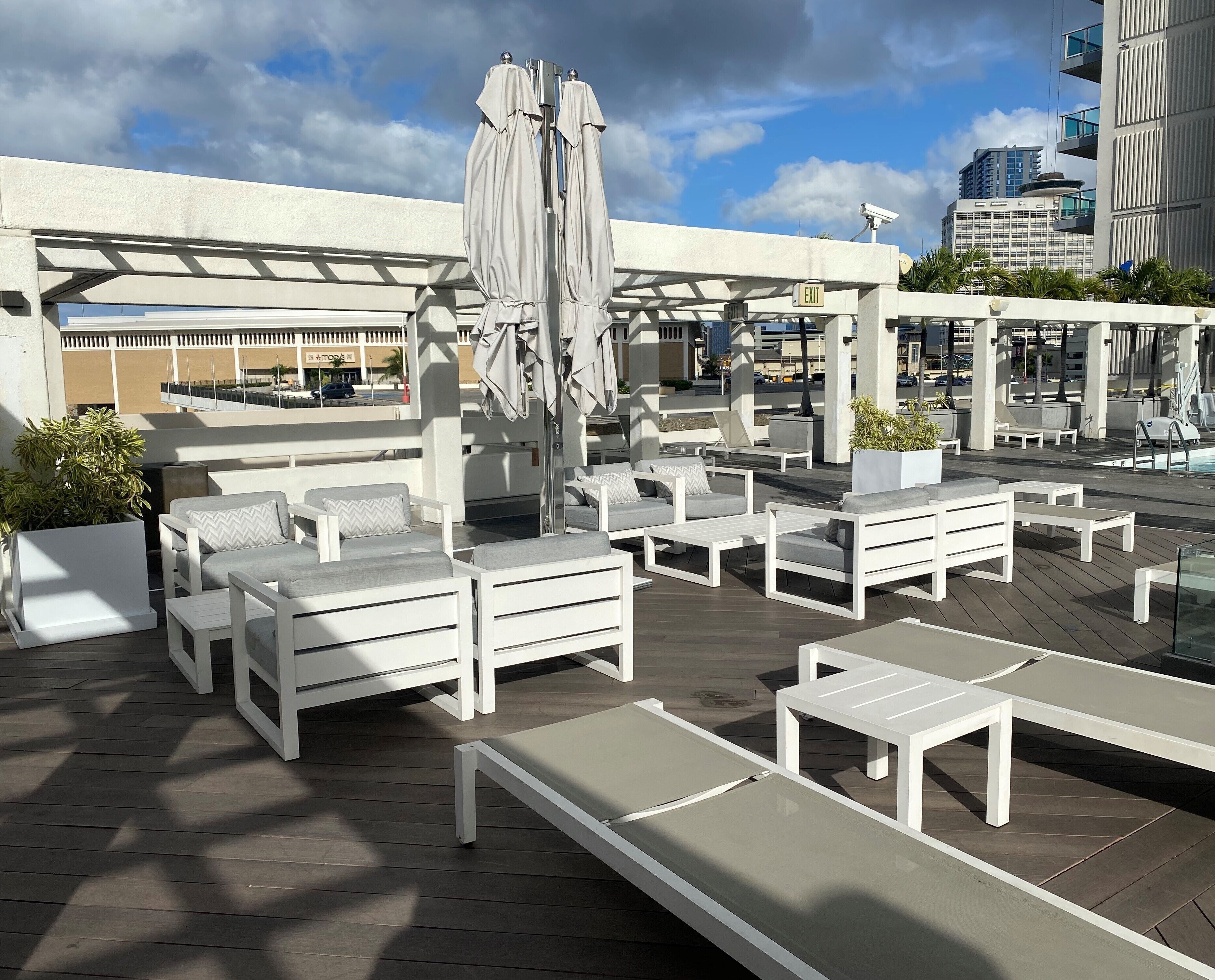 Piscina externa, funciona das 8h às 18h, espreguiçadeiras