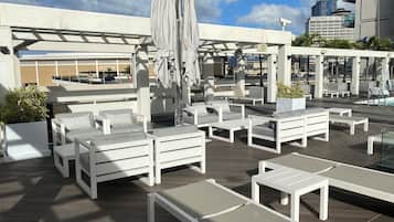 Piscina externa, funciona das 8h às 18h, espreguiçadeiras