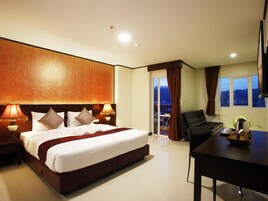 Deluxe King Bed | Frigobar, cofres nos quartos, escrivaninha, Wi-Fi de cortesia