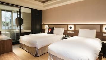 BoutiqueTriple Room | Roupa de alta qualidade, camas de colchão pillowtop, cofre no quarto