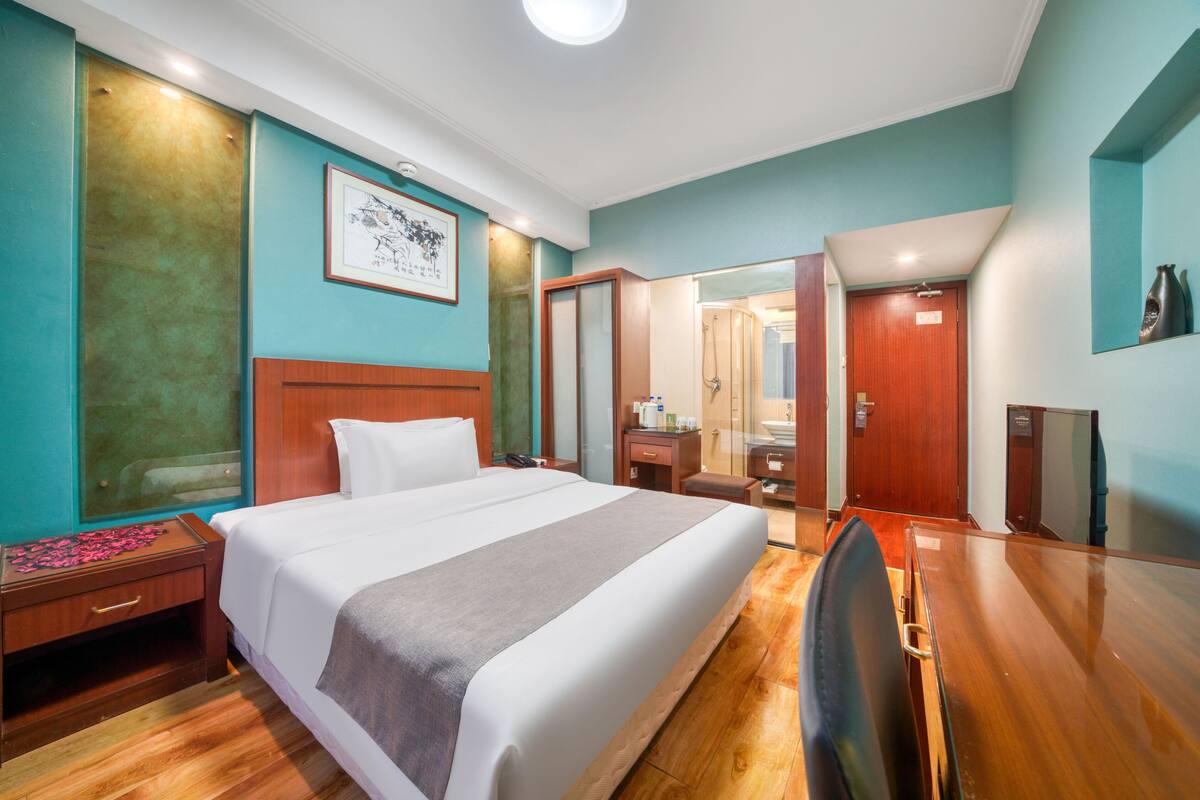 Quarto standard, 1 cama de casal | Cofres nos quartos, escrivaninha, espaço de trabalho para notebook