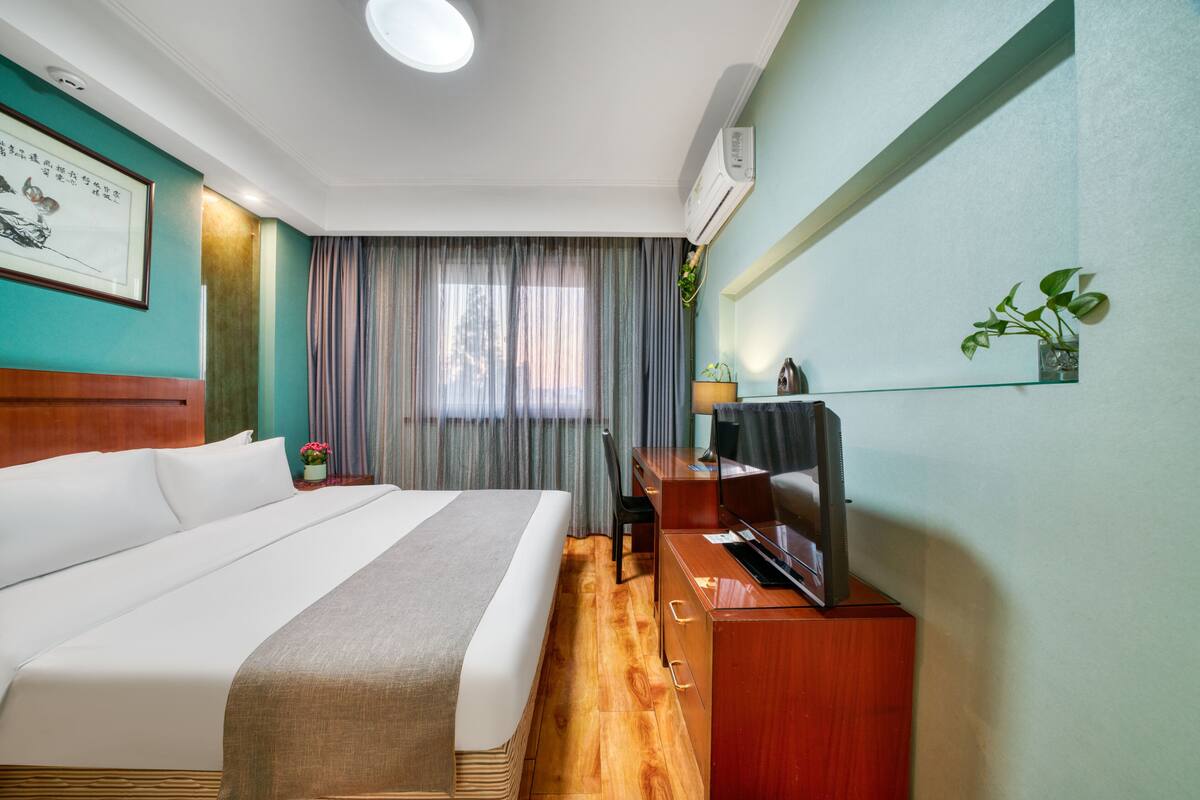 Quarto econômico, 1 cama de casal | Cofres nos quartos, escrivaninha, espaço de trabalho para notebook