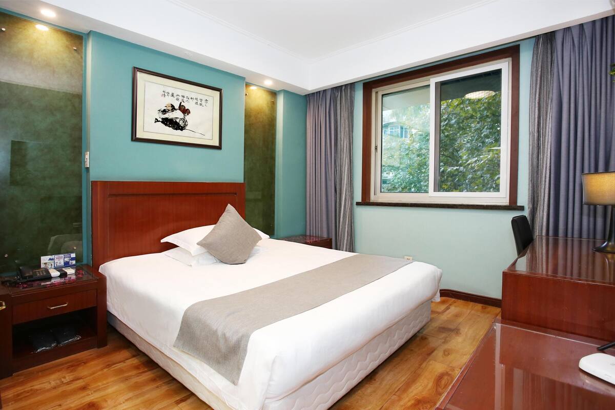 Quarto luxo, 1 cama de casal | Cofres nos quartos, escrivaninha, espaço de trabalho para notebook