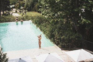 Piscina interna, piscina externa sazonal, guarda-sóis, espreguiçadeiras