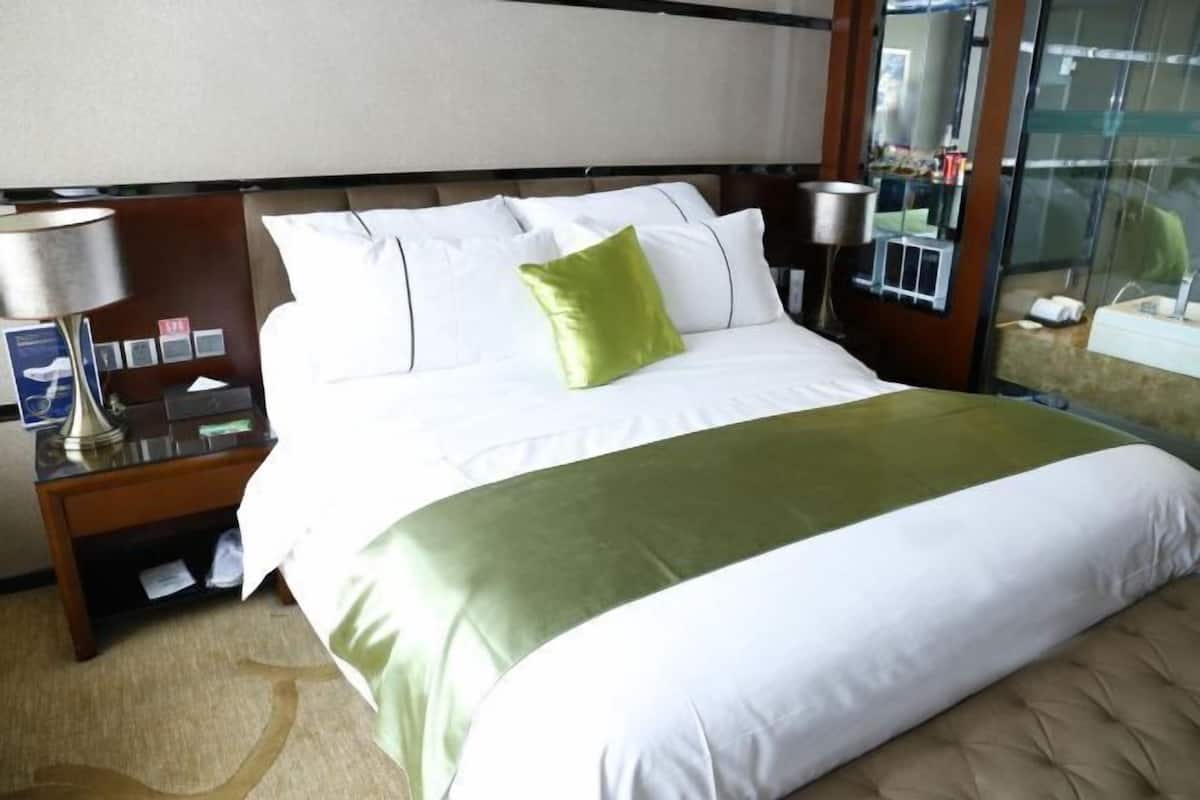 Minibar, cofre no quarto, despertadores