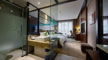 Frigobar, cofres nos quartos, despertadores