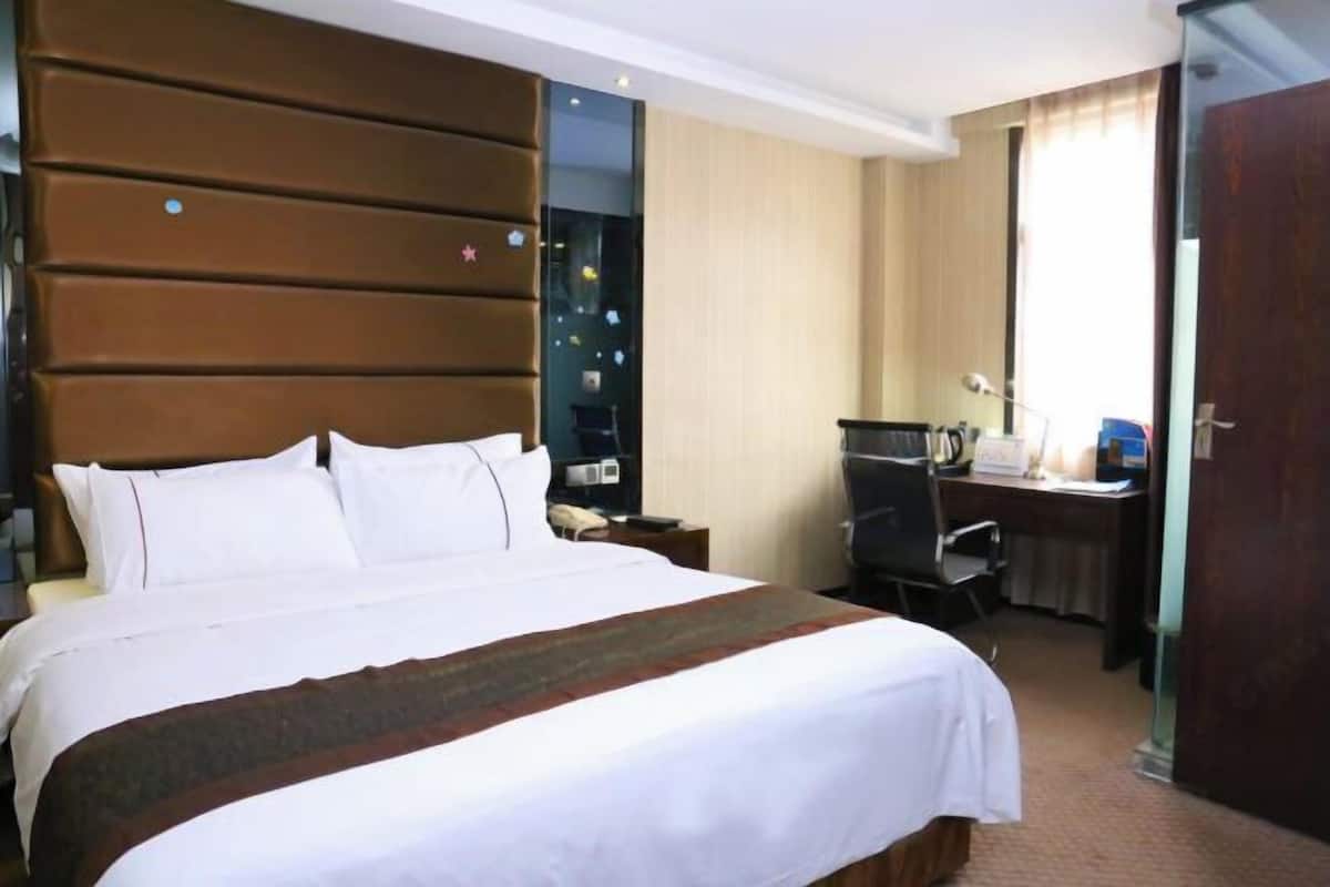 Minibar, cofre no quarto, despertadores
