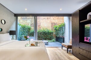 Suite, terraço | Roupa de alta qualidade, edredões de penas, camas de colchão pillowtop 