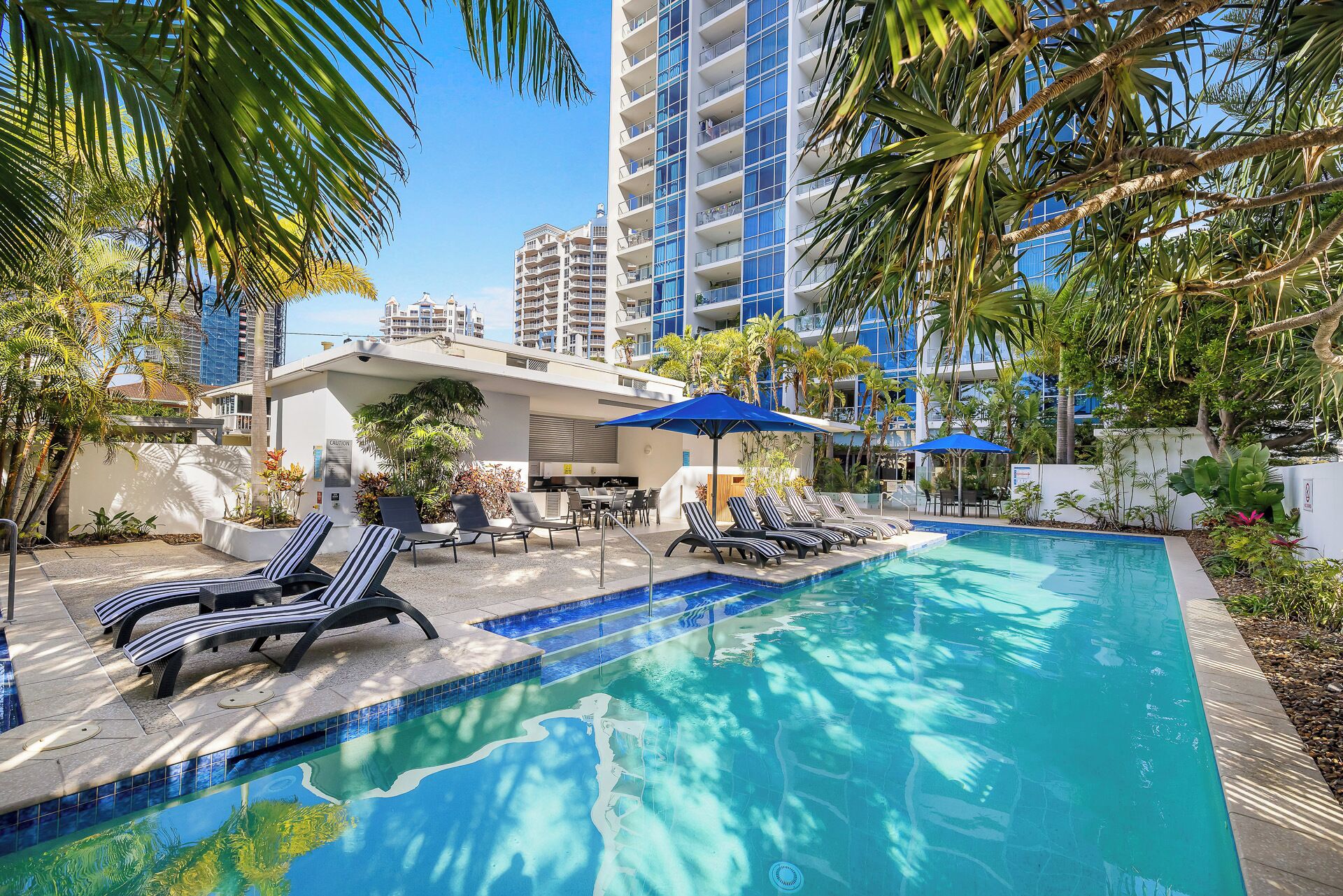 Piscina exterior, uma piscina aquecida, espreguiçadeiras 