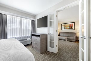 Suíte, 1 cama King, para não fumantes, geladeira e micro-ondas (No Pets in room type) | Cortinas blackout, ferros/tábuas de passar roupa, berços grátis