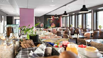 Café da manhã com buffet grátis todos os dias