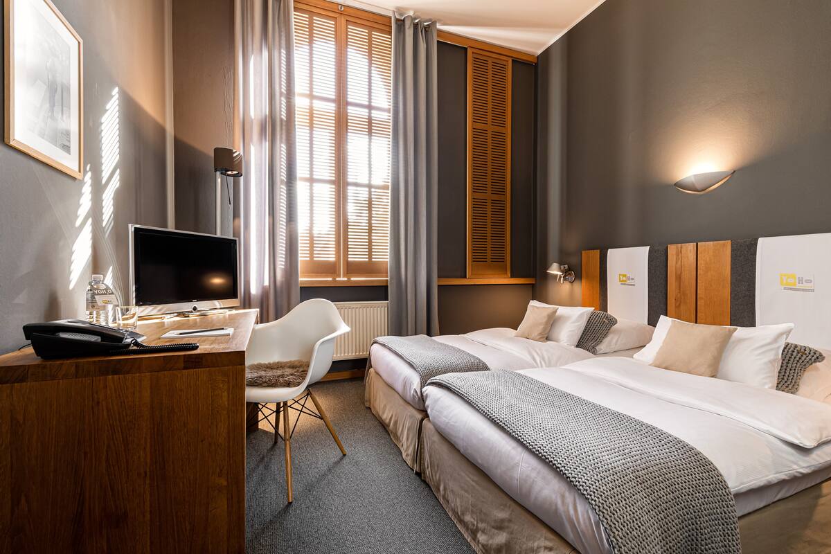 Quarto Duplo | Secretária, Wi-fi grátis, roupa de cama fornecida 
