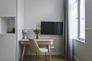 Medium Room with Balcony | Sala de estar | Televisor de ecrã plano de 48 polegadas com canais por cabo, televisor 